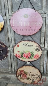 Růžová závěsná kovová cedule s řetízkem Princess - 25*20 cm