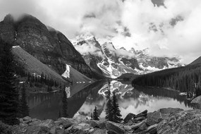 Samolepící fototapeta nádherná černobílá horská krajina - 150x100 cm