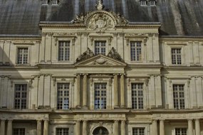 DIMEX | Vliesová fototapeta Francie, hrad Blois MS-5-0778 | 375 x 250 cm| bílá, béžová, šedá