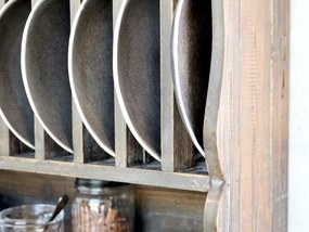 Hnědá antik dřevěná nástěnná polička s přihrádkami a háčky Plate Rack - 80*20*55 cm