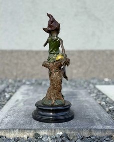 Bronzová socha - Skřítek sedící na větvi pohádková figurka