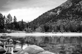 Obraz jezero v nádherné přírodě v černobílém provedení Varianta: 90x60