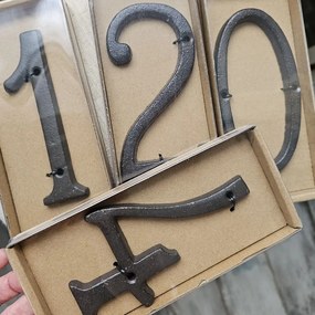 Hnědé nástěnné litinové číslo 0 - 7*1*14 cm