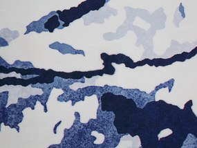 Krátkovlasý bílý koberec s abstraktním modrým vzorem 160x230 cm IZMIT Beliani