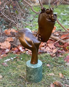 Bronzová socha - Líbání dvou tváří