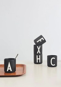 Porcelánový hrnek O DESIGN LETTERS - černý