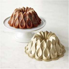 Forma na bábovku ve zlaté barvě Nordic Ware Crown, ⌀ 25 cm
