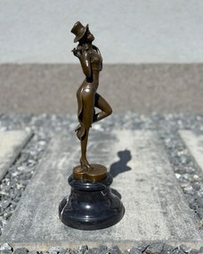 Bronzová socha kabaretní tanečnice – elegantní burleskní figurka