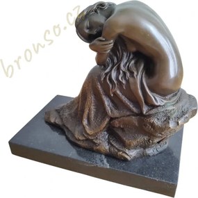 Spící žena – bronzová socha na mramorovém podstavci – elegantní dekorace do interiéru