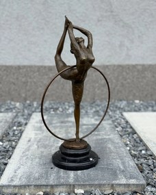 Bronzová socha - Gymnastky s obručí v pohybu