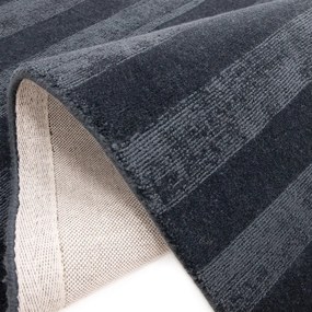 Tmavě modrý ručně tkaný koberec z recyklovaných vláken 160x230 cm Connor – MADE