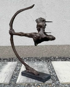 Velká bronzová socha - Mohykánský válečník s lukem