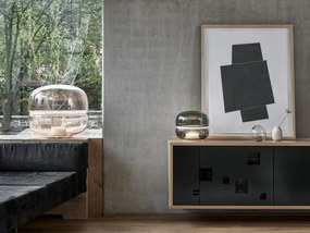 Designová stolní lampa Brokis Macaron S, PC1038 Barva skla: Šedá kouřová - transparentní sklo, Základna: Dub evropský - černě mořený (CSFB1574), Disk: Onyx medový (CSOP1533)