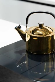 Varná konvice z nerezové oceli v leskle zlaté barvě 1,5 l Diamante – Vialli Design