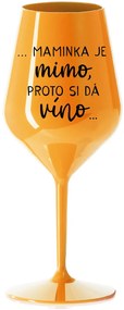 ...MAMINKA JE MIMO, PROTO SI DÁ VÍNO... - oranžová nerozbitná sklenice na víno 470 ml
