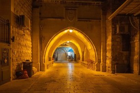 DIMEX | Samolepicí vliesová fototapeta na zeď Židovská ulice Jeruzalema MA-5-0689 | 375 x 250 cm | žlutá, hnědá