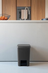 Brabantia Pedálový koš StepUp 25L šedý