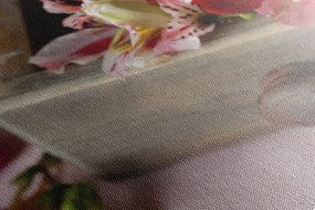 Obraz kompozice jarních květin v dřevěném šuplíku