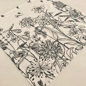 Středový ubrus 85x85 cm Černo-bílé květy