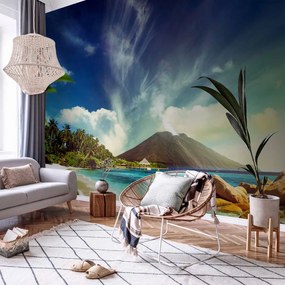 Fototapeta Tropický motiv - plážová krajina u tyrkysové vody s vulkánem v pozadí
