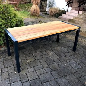 KULHÁNEK Zahradní stůl s kovovou hranou a nohami - podélná prkna Odstín nátěru: olej - massaranduba, Velikost desky: 230x90 cm, Odstín podnože: antracit - RAL 7016
