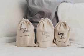 Love Inc. Bílá svíčka Navždy mé, navždy tvé, navždy naše - fíky a růže, bílá barva, sklo, dřevo, vosk