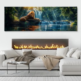 Obraz na plátně - Lev odpočívá u vodopádu v džungli FeelHappy.cz Velikost obrazu: 210 x 70 cm
