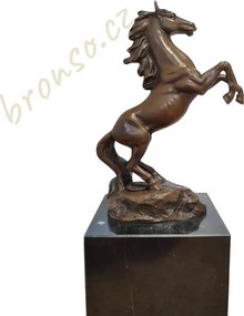 Bronzová socha koně na mramoru – vzpínající se hřebec, elegantní zvířecí figurka, luxusní dekorace, sběratelský dárek