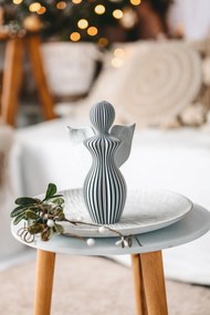 ANDĚL CARO - Designová soška ve tvaru anděla, s jemným vzorem, šedá