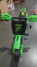 AIYAPLAY Dětská elektrická motorka 12V se 2 odnímatelnými pomocnými koly, 2 motory, zadní odpružení, hudba, 3 km/h, 3-6 let, zelená