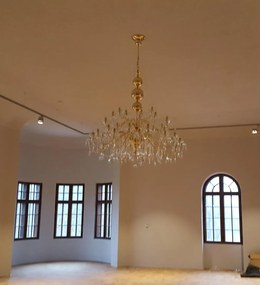 Velký křišťálový lustr s 15-ti rameny, vyrobený z ručně formovaných mosazných dílů
