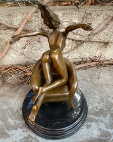 Erotická bronzová socha - Nahá sexy žena na křesle