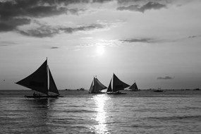 Samolepící fototapeta západ slunce na moři v černobílém provedení