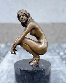 Bronzová socha - Nahá žena v podřepu
