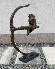 Velká bronzová socha - Mohykánský válečník s lukem