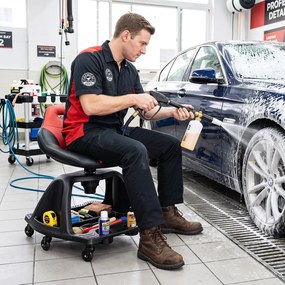 Costway Dílenská stolička 360° Otočná rolovací stolička s opěradlem, přihrádkami