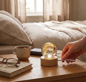 LED stolní lampička na dřevěném podstavci - zeměkoule - Ø 6 cm / USB