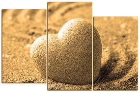 Obraz na plátně - Kámen ve tvaru srdce na písku 1161FD (105x70 cm)