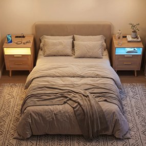 Costway Noční stolek s nabíjecí stanicí a LED světly s 2 zásuvkami s přírodním
