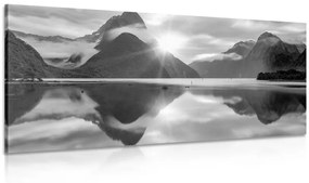 Obraz Milford Sound při východu slunce v černobílém provedení - 120x60 cm
