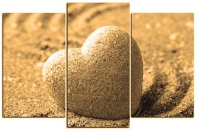 Obraz na plátně - Kámen ve tvaru srdce na písku 1161FC (105x70 cm)