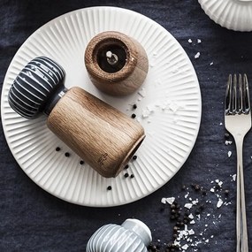 Mlýnek z dubového dřeva na koření s antracitovým detailem z porcelánu Kähler Design Hammershoi, výška 13 cm