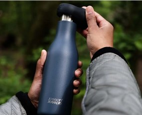 Tmavě modrá cestovní nerezová lahev 500 ml Loop – Joseph Joseph