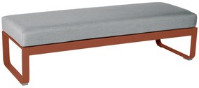 Šedá čalouněná lavice Fermob Bellevie 148 cm se zemitě červenou podnoží