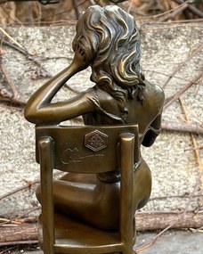 Bronzová socha soška Nahá žena na židli 3