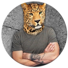 Kulatý obraz Muž leopard - velká kočka na betonovém šedém pozadí
