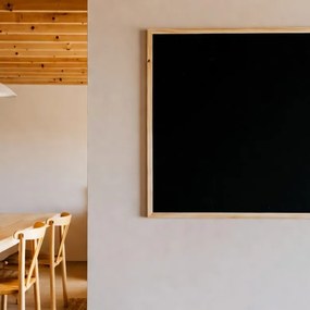 Toptabule.sk  Černá magnetická tabule v přírodním dřevěném rámu CLASSIC 120x90 cm