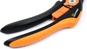 Ruční zahradní nůžky Fiskars Plus™ Smartfit P541 1057169