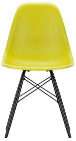 Eames Plastic Chair DSW černě lakovaný javor hořčicová bílé na koberec Vitra