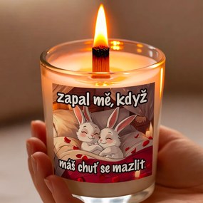 Krásná svíčka s praskajícím knotem Zapal mě, když máš chuť se mazlit